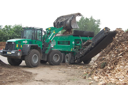 Schreddern von Wurzelstubben zur Verarbeitung zu Biofiltern.