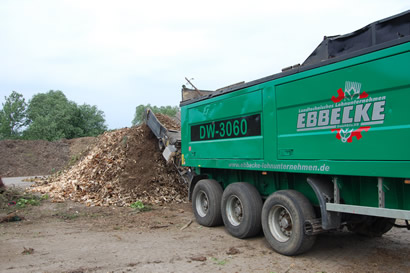 Schreddern von Wurzelstubben zur Verarbeitung zu Biofiltern.